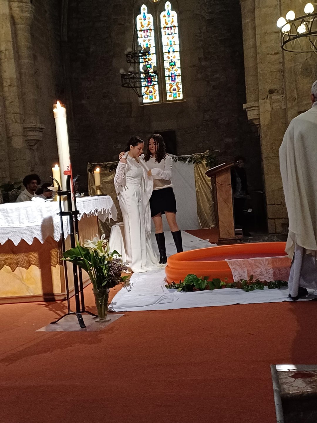 Dimanche 27 avril 2025, baptême par immersion de Léa. - Paroisse Saint Sauveur en Gardiole