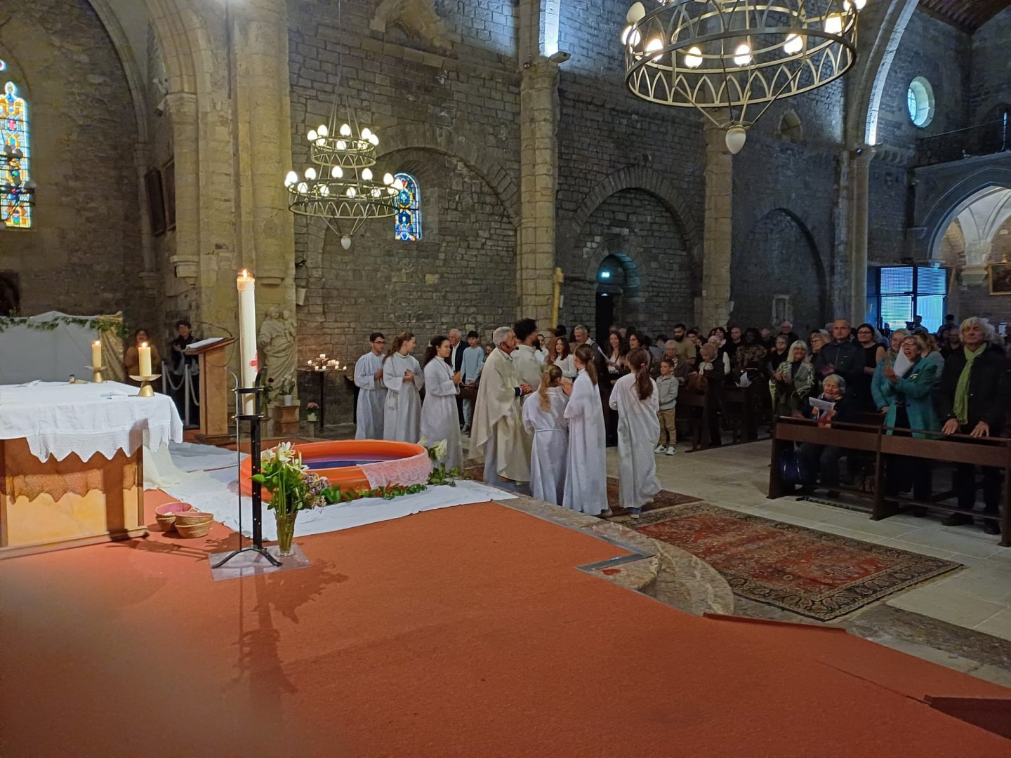 Dimanche 27 avril 2025, baptême par immersion de Léa. - Paroisse Saint Sauveur en Gardiole